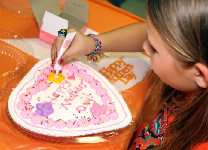 Students decorate Mother’s Day cakes | News Archives | yoursun.com