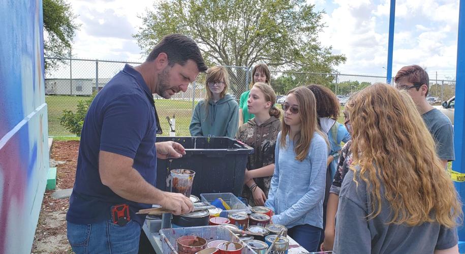 Students learn painting hands-on with Goodson | News | yoursun.com