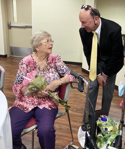 Volunteers host warm reception for an amazing woman | News | yoursun.com