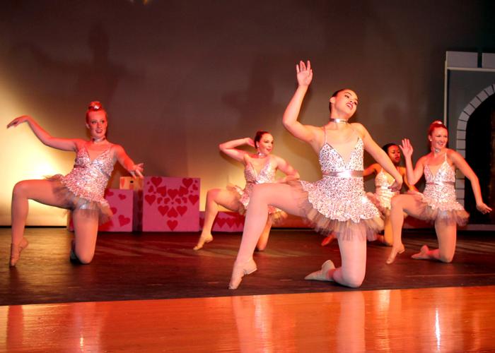 Elite dancers perform | News Archives | yoursun.com
