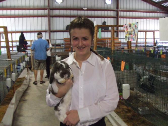 Cuddling up to the rabbit show | News Archives | yoursun.com