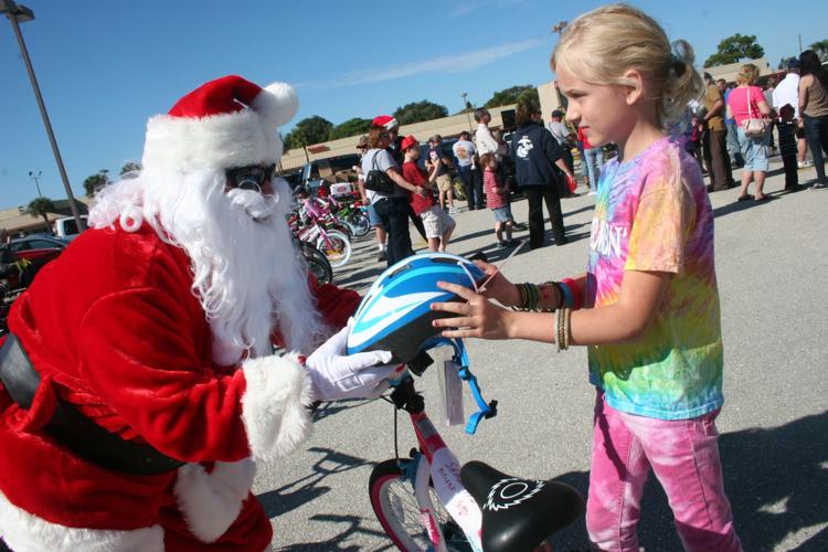 Firefighters give gifts, food to Englewood children | News Archives ...