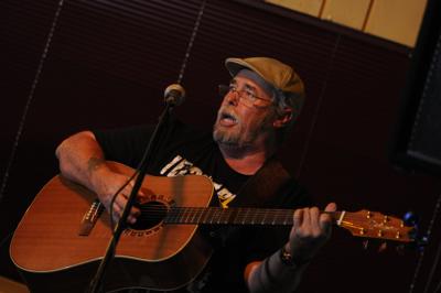 Gary Dilley’s songs are poetry in sound | Go! | yoursun.com