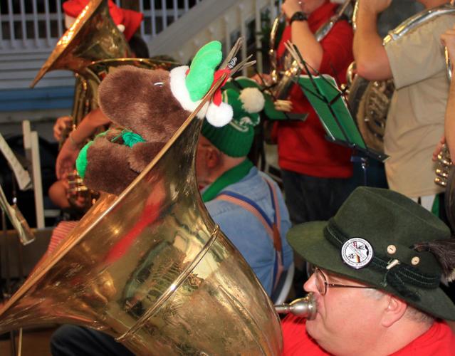 A very merry Tuba performance | News Archives | yoursun.com