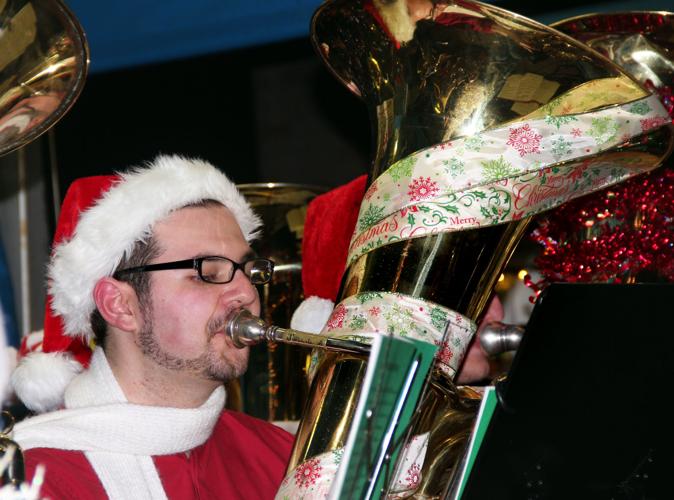 All-tuba concert toots out Christmas tunes | News Archives | yoursun.com