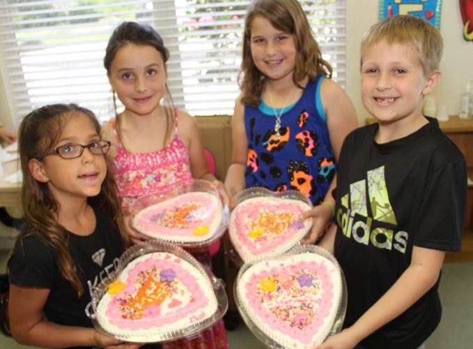 Students decorate Mother’s Day cakes | News Archives | yoursun.com