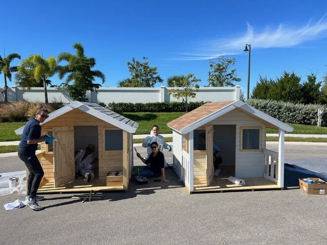 Volunteers paint playhouses to be given to children | News | yoursun.com