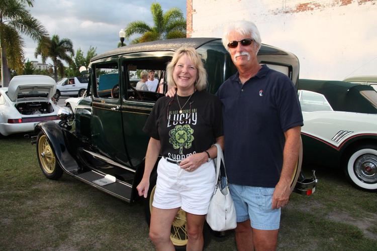 Crowd grows at Gallery Walk | News Archives | yoursun.com