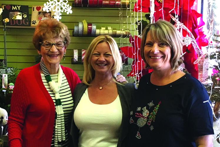 Winners named at Tree Lighting event | News Archives | yoursun.com