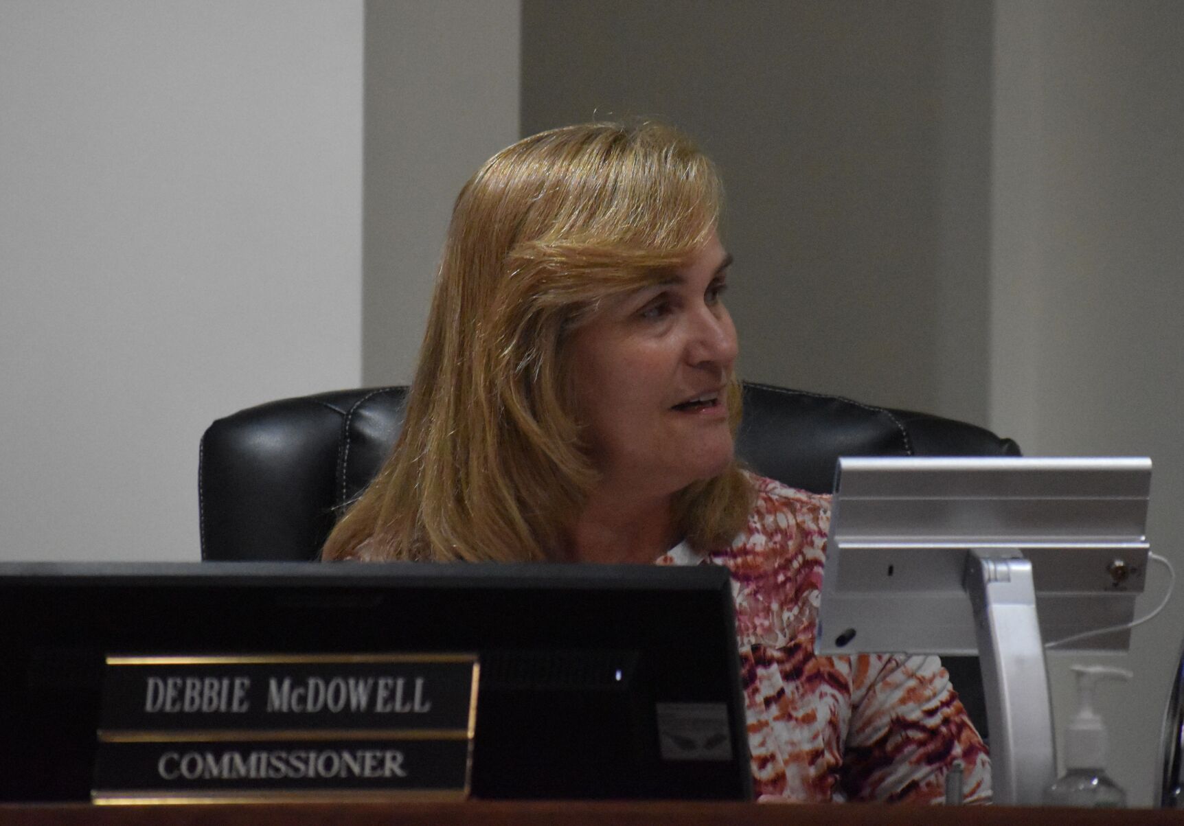 Commissioner slams city manager; commission pushes controversy to June ...
