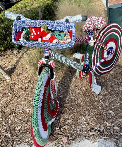 Guerrilla knitters strike again | News | yoursun.com