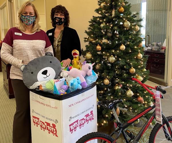 Englewood Bank employees, customers give to Toys for Tots | | yoursun.com