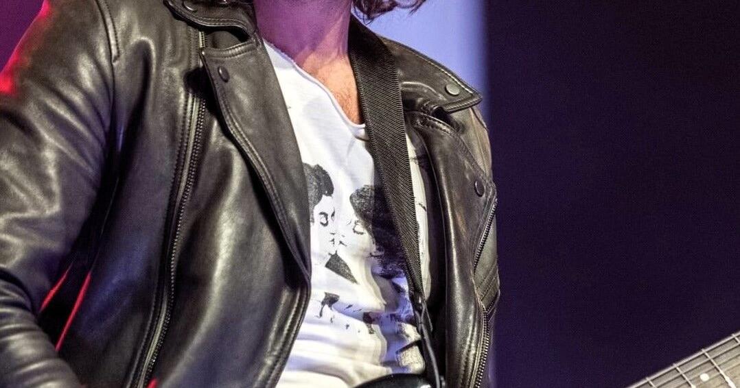 Andrew Lipke leads the audience through a musical séance | Go ...