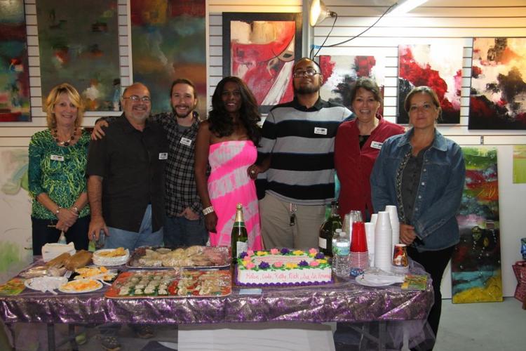 Gallery Walk offers holiday cheer | News Archives | yoursun.com