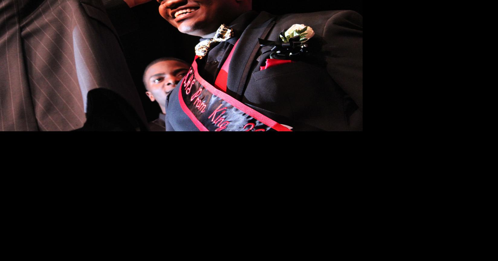 Seniors masquerade at the prom | News Archives | yoursun.com