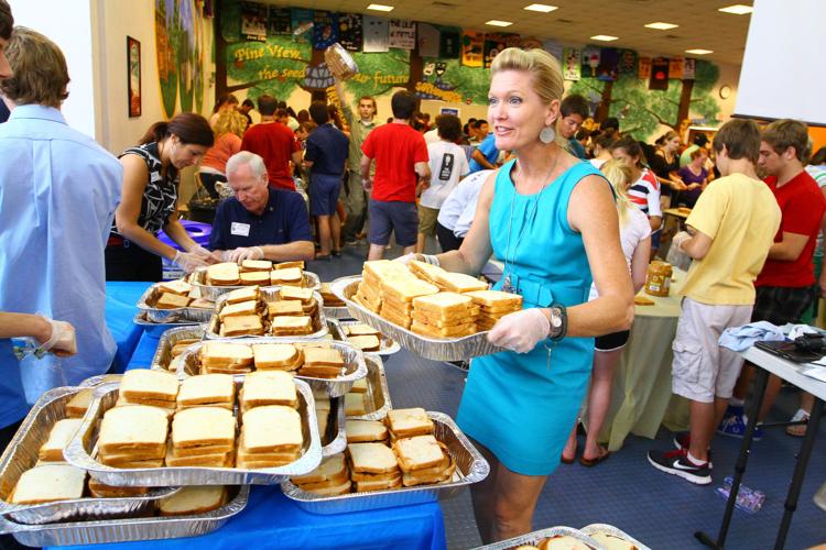 Nearly 6,000 sandwiches | News Archives | yoursun.com