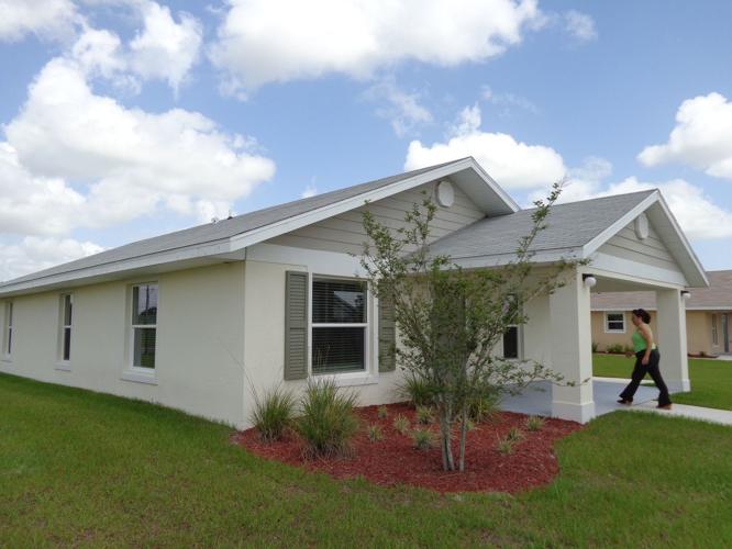 Women welcome farm workers to new homes | News Archives | yoursun.com