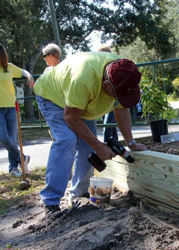 Kiwanis clubs get dirty in cleanup | News Archives | yoursun.com