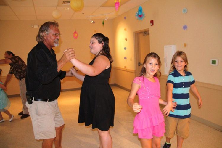 Daddies and daughters share a special evening | News Archives | yoursun.com