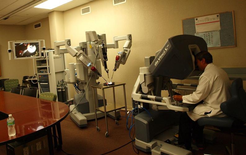 Robotic surgery program marks one-year anniversary | News Archives ...